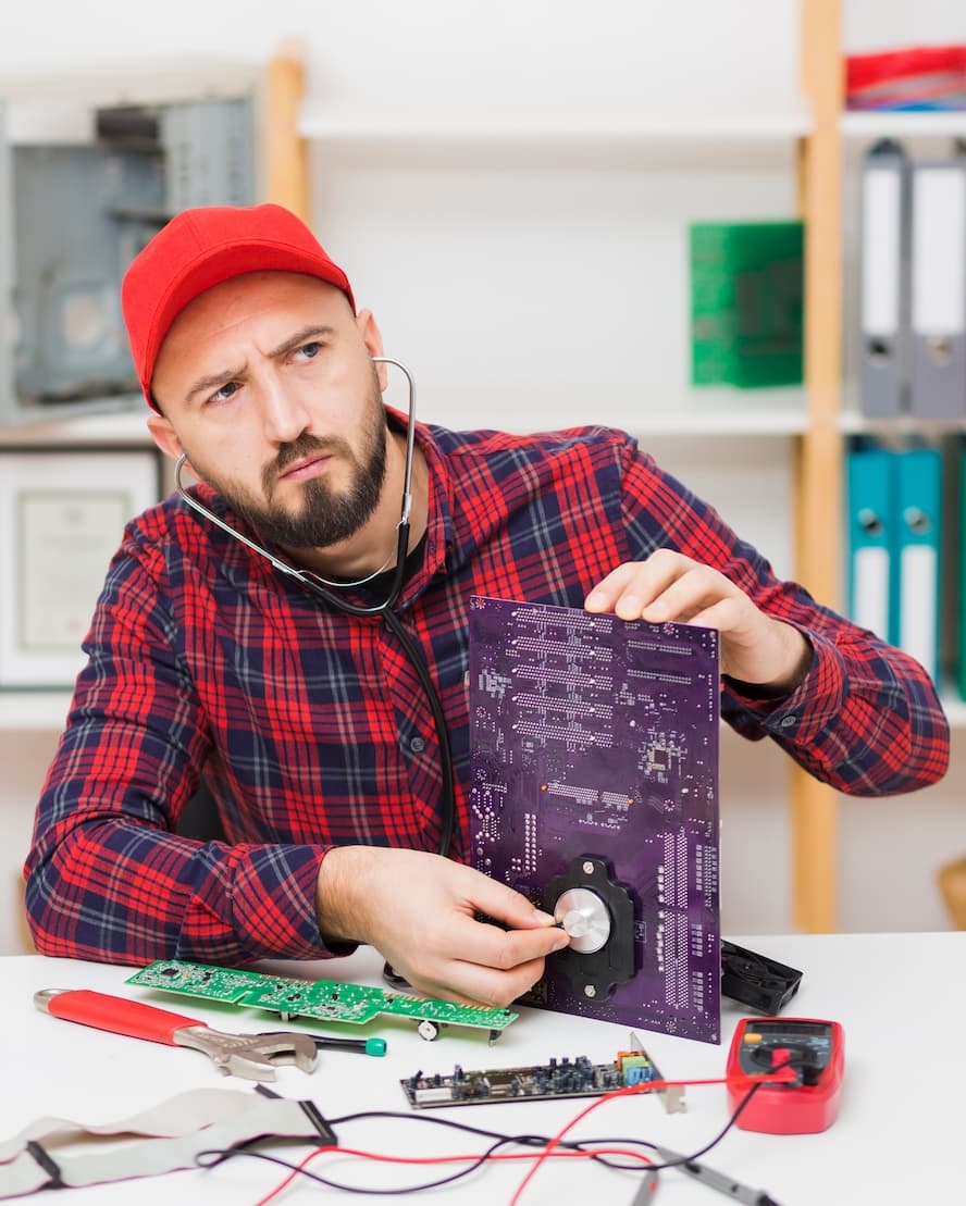 Electronicien : métier, salaire, formation, diplômes